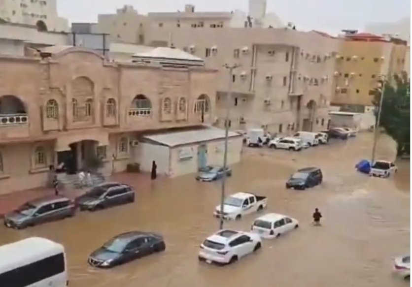 سعودی عرب میں موسلادھار بارش ; جدہ اور ینبع میں عام زندگی مفلوج ...